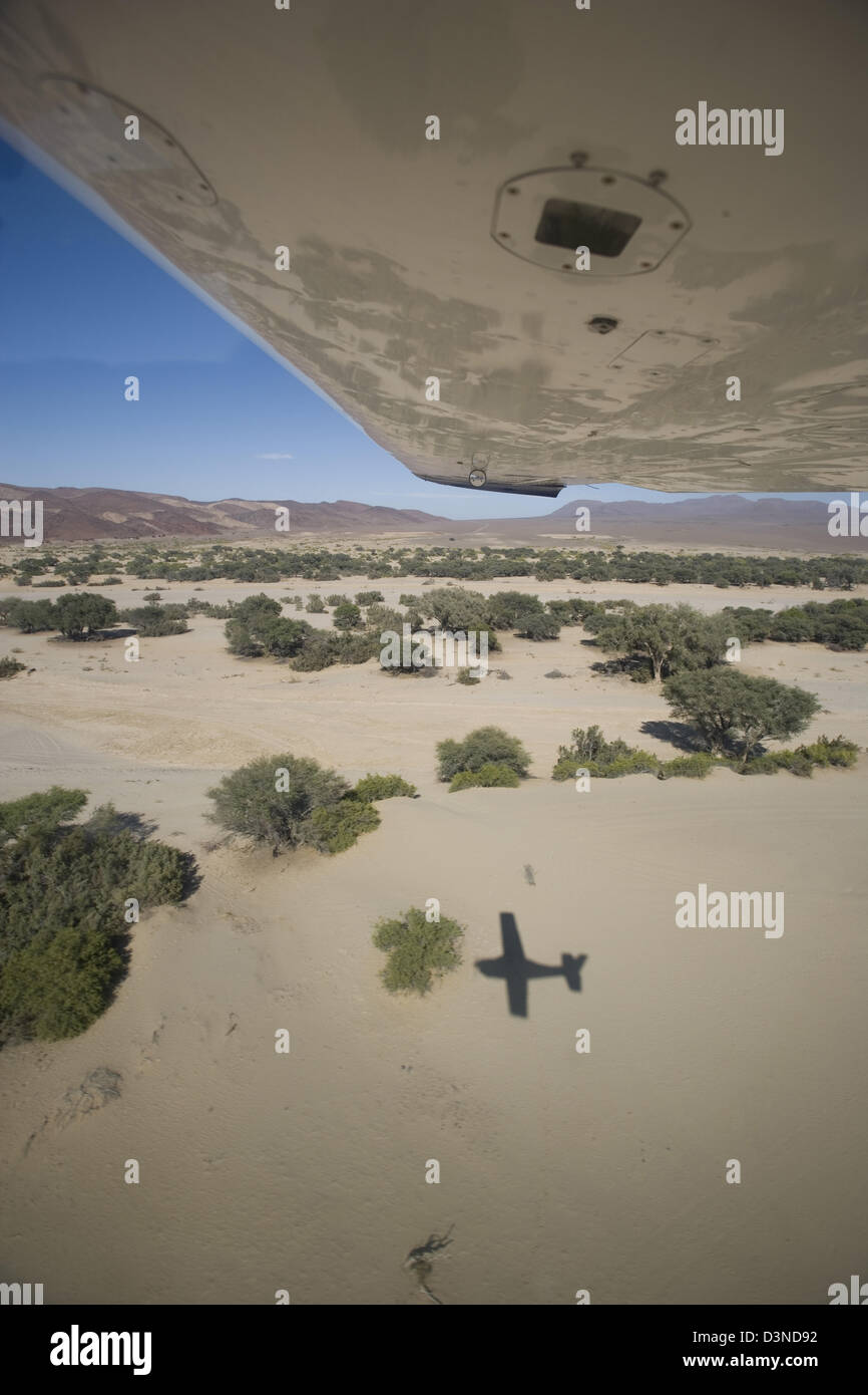 Image of jet wing in flight hi-res stock photography and images - Alamy