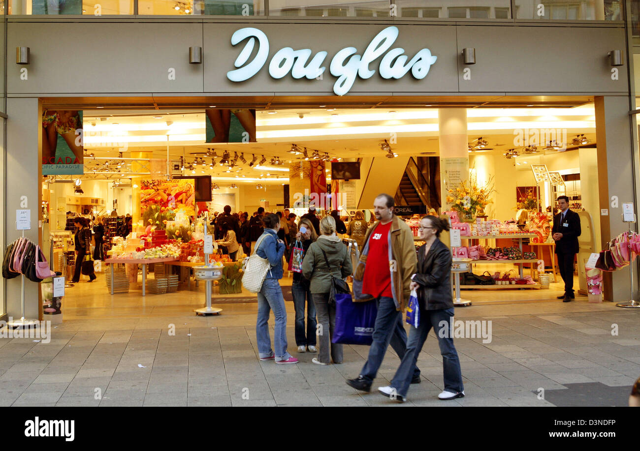 The picture shows consumers at the entrance to the Douglas store on ...