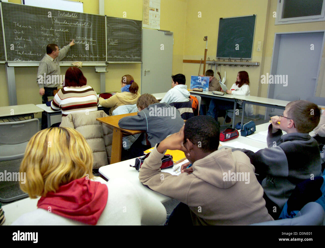 (dpa files) - A teacher stands in front of the blackboard and gives ...