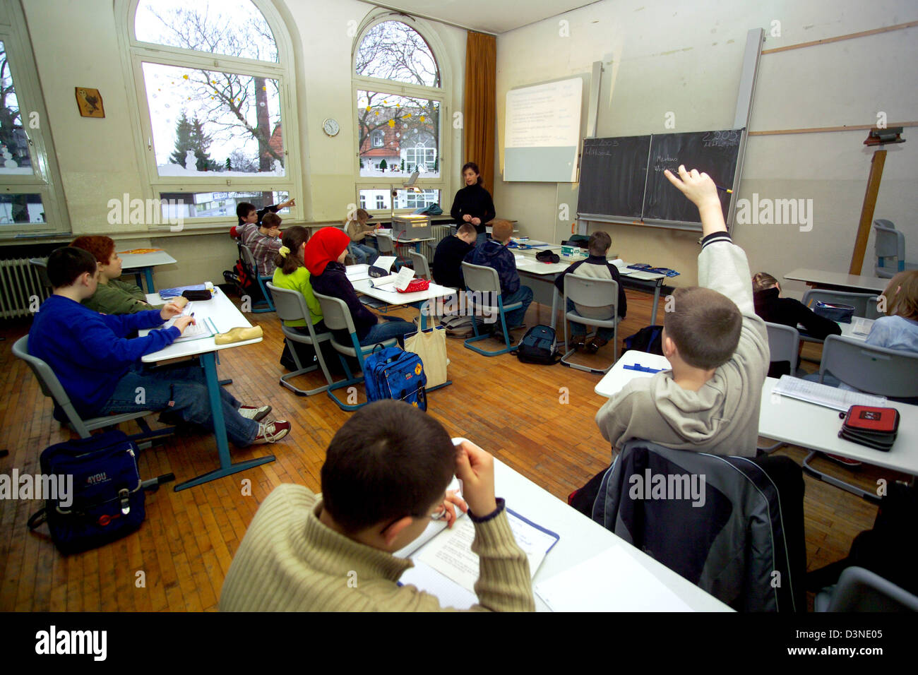 (dpa files) - A female teacher gives German lessons in Iserlohn ...