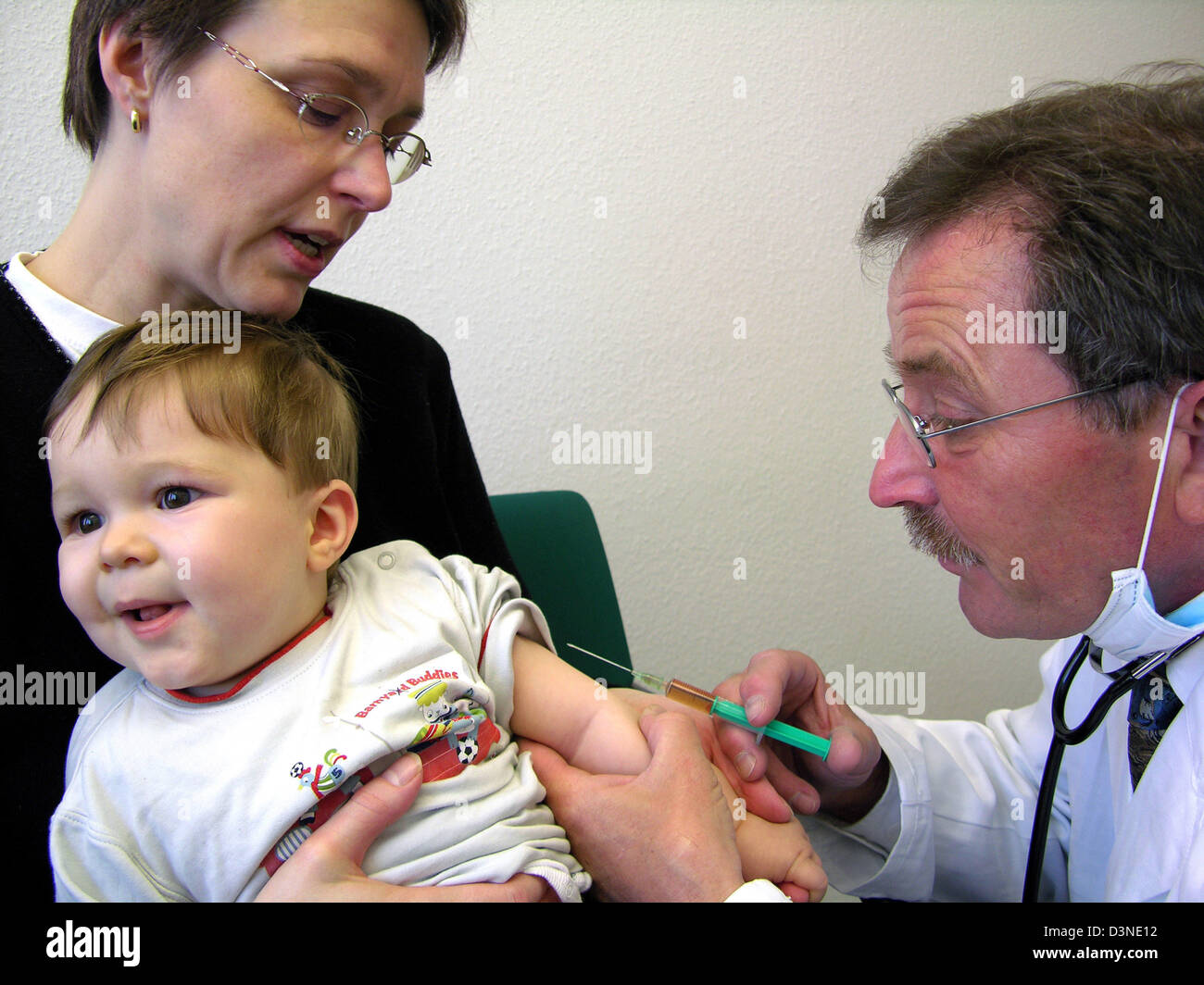 Doctor giving injection baby hi-res stock photography and images - Alamy