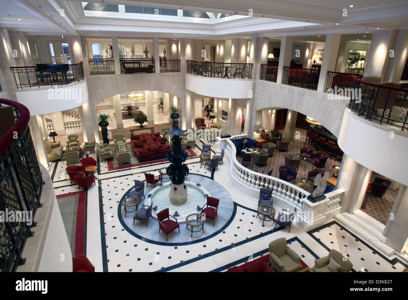 The picture shows the lobby of the luxury hotel Adlon in Berlin ...