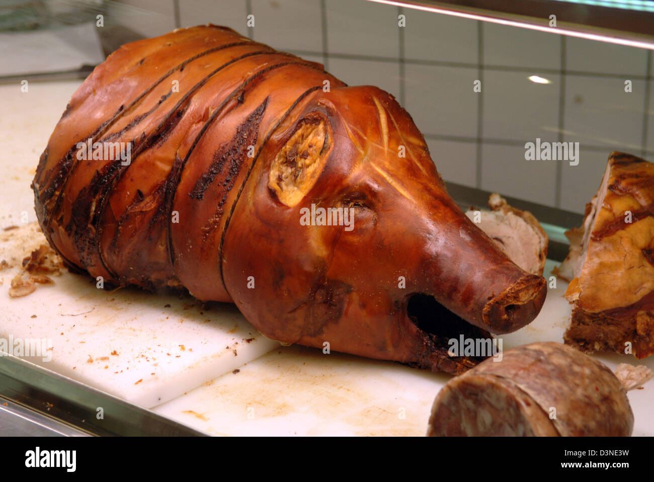 (dpa - files) A grilled pigling waits for the gourmet in Pienza, Italy ...