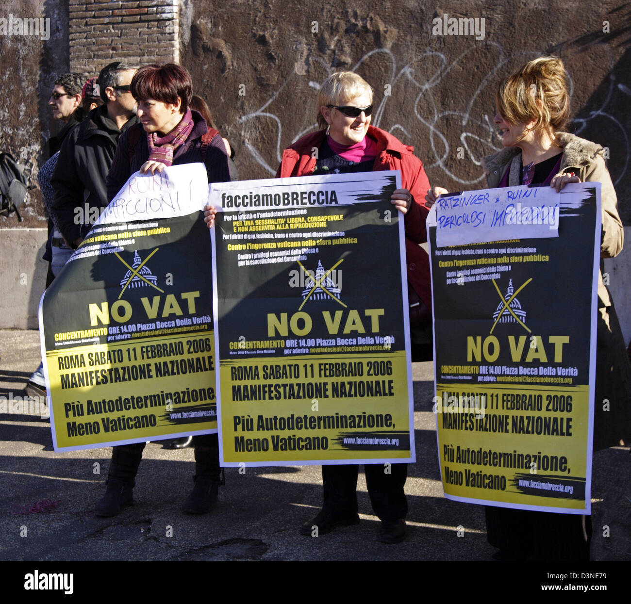 Demonstration hold up hi-res stock photography and images - Alamy