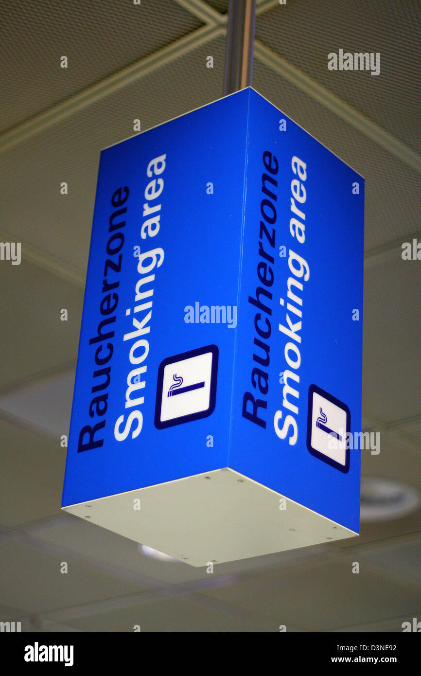 Sign indicates smoking area at the Rhein-Main Airport in Frankfurt ...