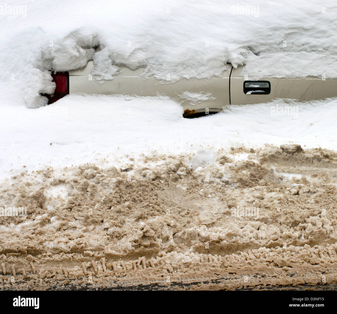 Cars under the snowdrift hi-res stock photography and images - Alamy