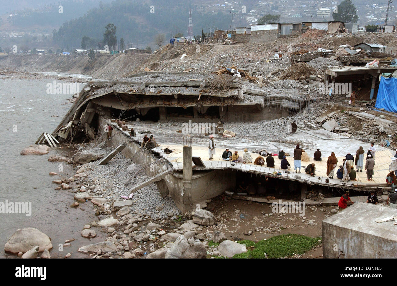 Pakistan destroyed in the 2005 earthquake hi-res stock photography and ...