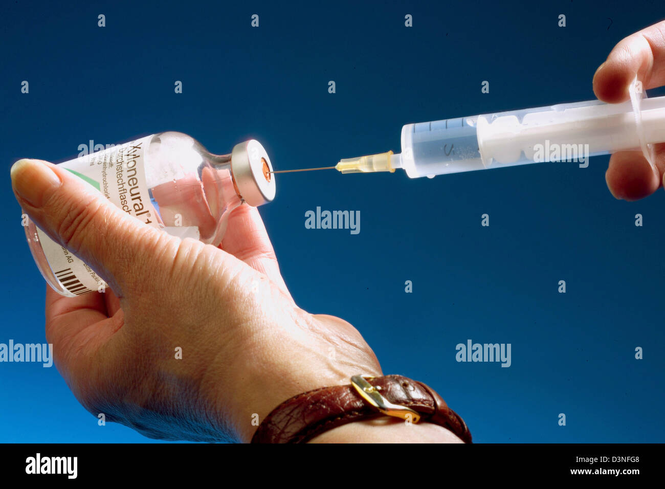 The picture shows a syringe getting filled with an immunisation liquid ...