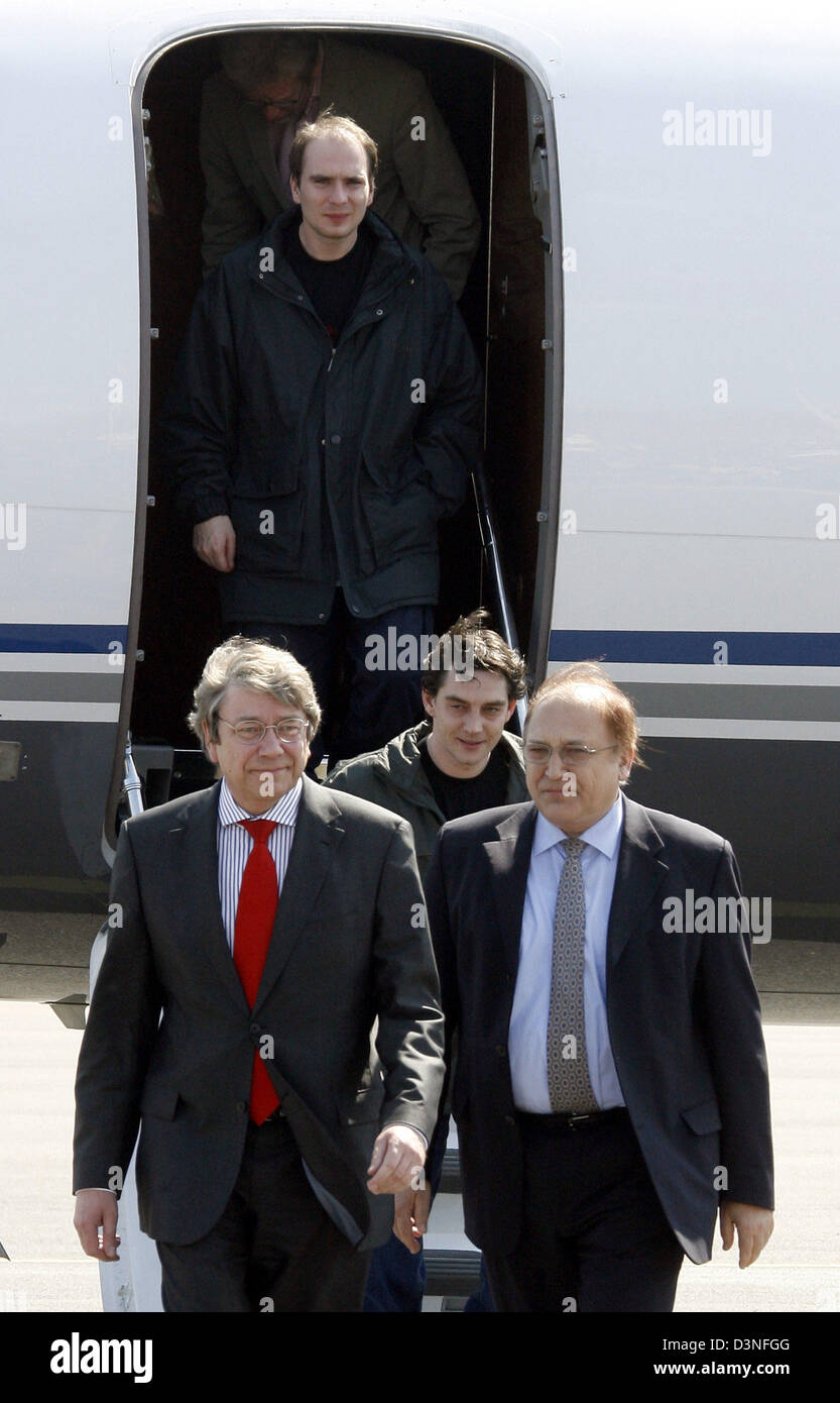 Behind the head of the Foreign Office crisis squad Reinhard Silberberg ...