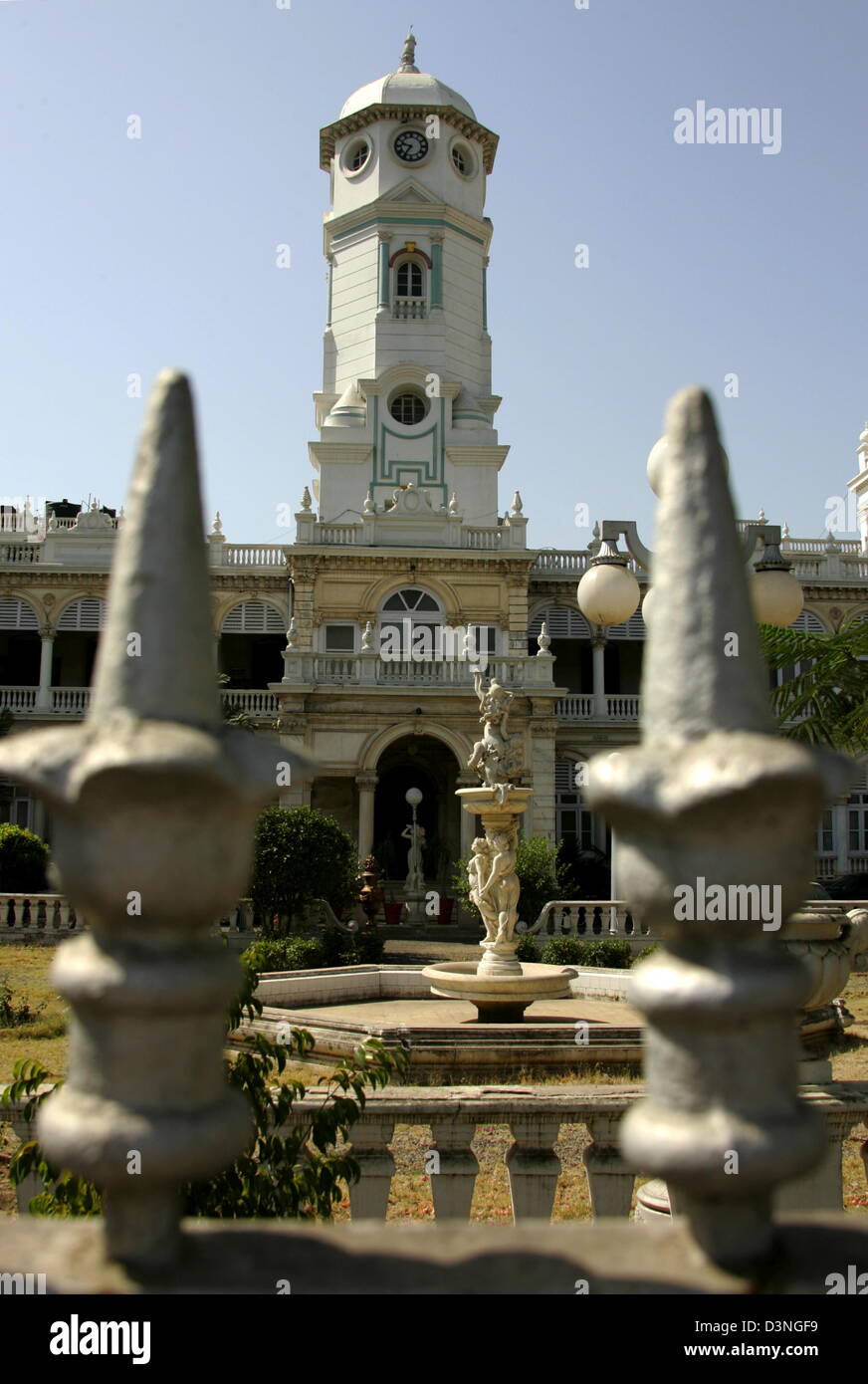 View onto a park of a luxurious colonial-style mansion in Indore, India ...