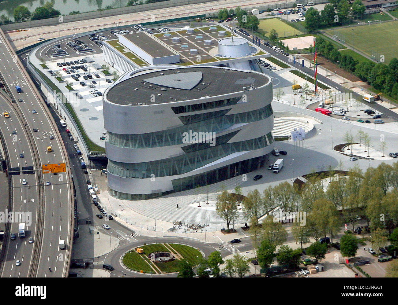 The picture shows the new Mercedes-Benz museum with the Daimler plant ...