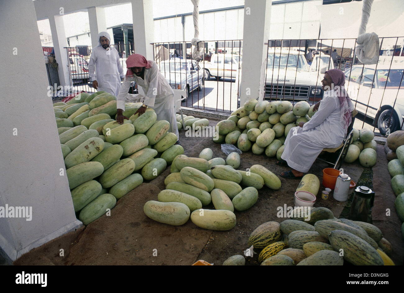 Fruit and vegetable market saudi hi-res stock photography and images ...