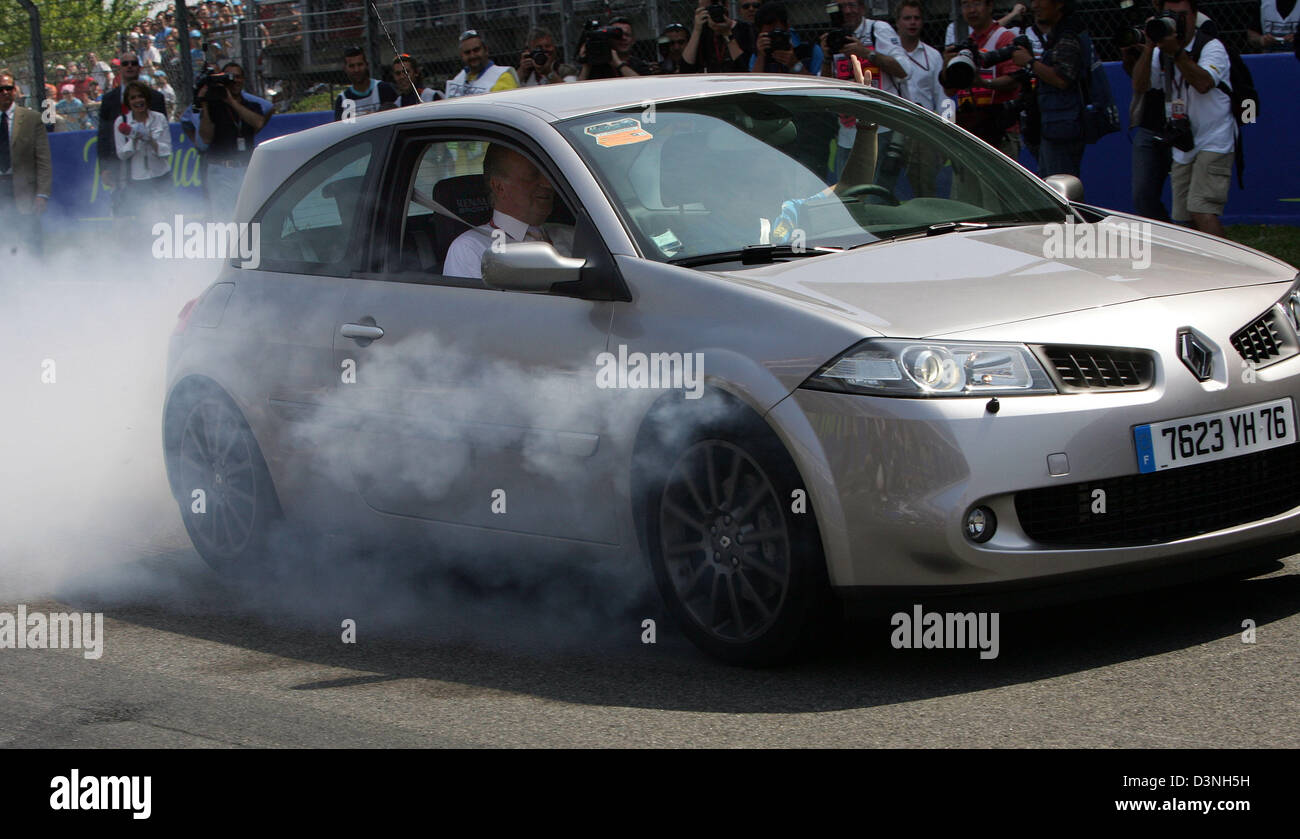 Spanish Formula One driver Fernando Alonso of the Renault F1 team (L ...