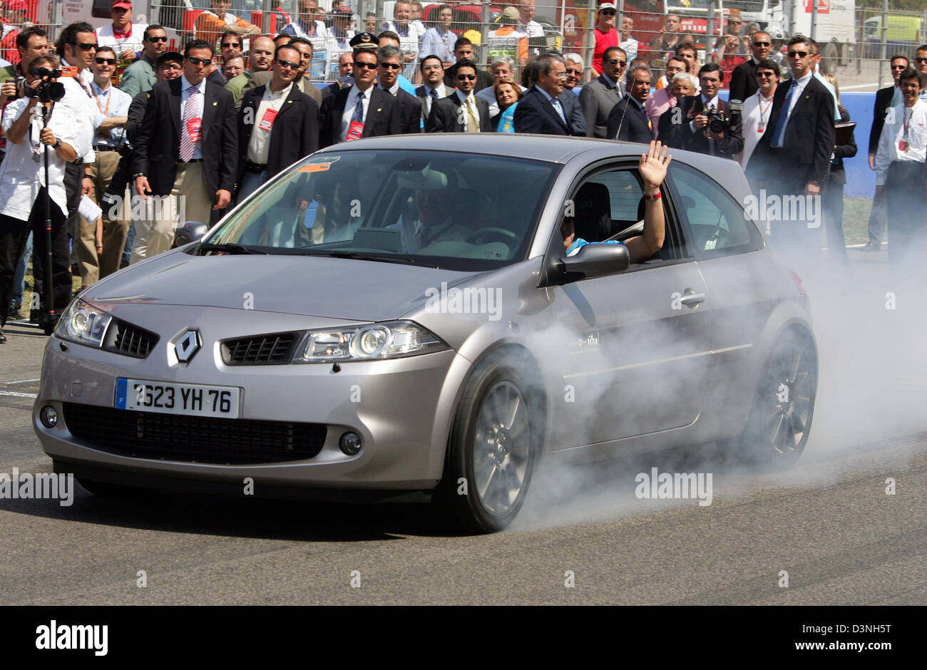 Action smoking tyres f1 hi-res stock photography and images - Alamy
