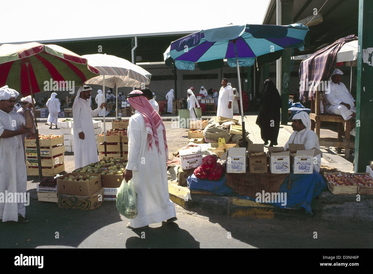 Fruit and vegetable market saudi hi-res stock photography and images ...