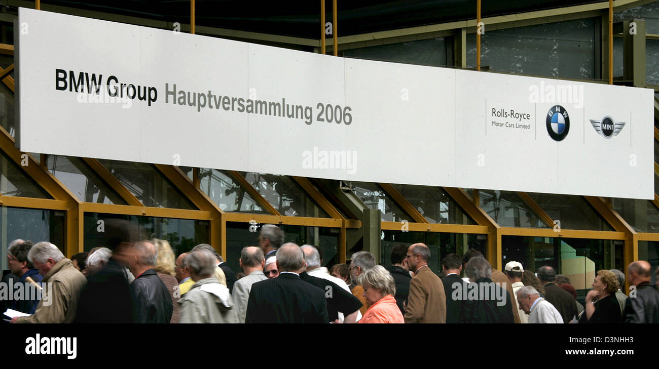 Share holders of BMW enter the company's general meeting in Munich ...