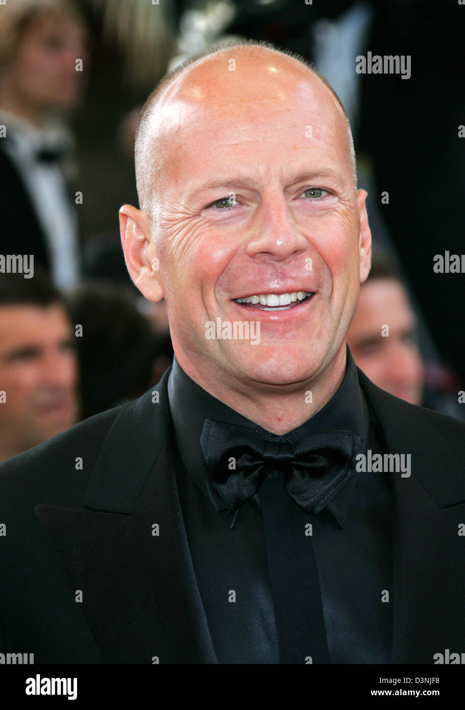 US American actor Bruce Willis arrives at the premiere of the film ...