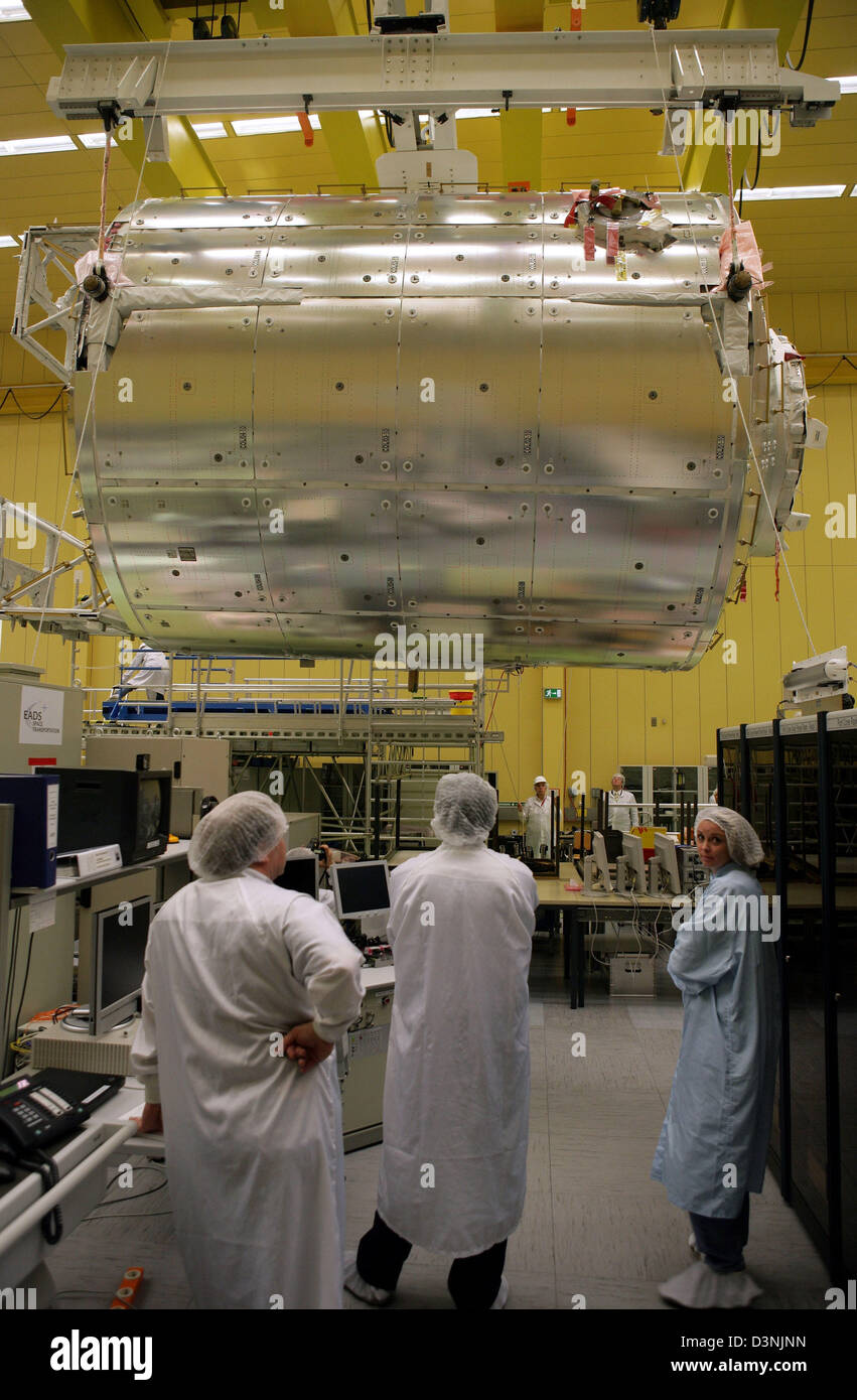 Spacelab 'Columbus' is transfered to a special transport container with ...