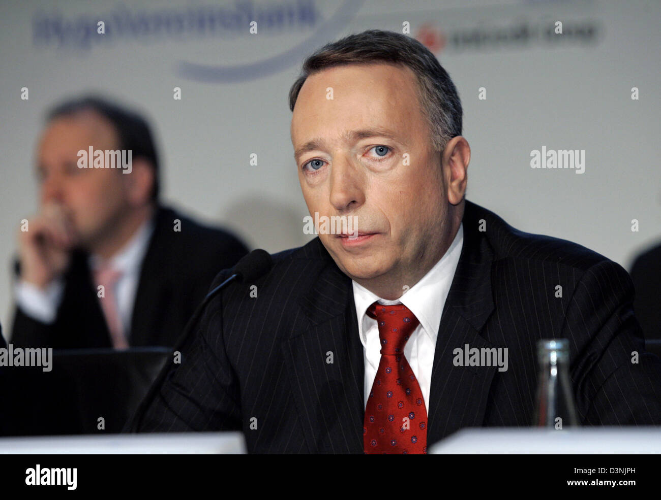 Member of the HypoVereinsbank management Ronald Seilheimer (R) is ...