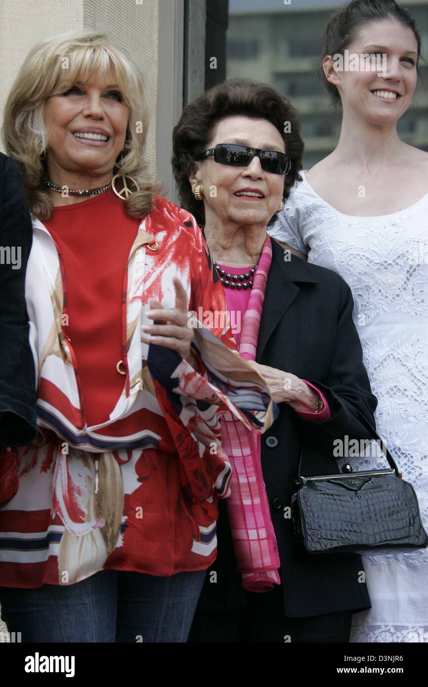 Nancy Sinatra poses together with her mother Nancy Sinatra sen. and her ...