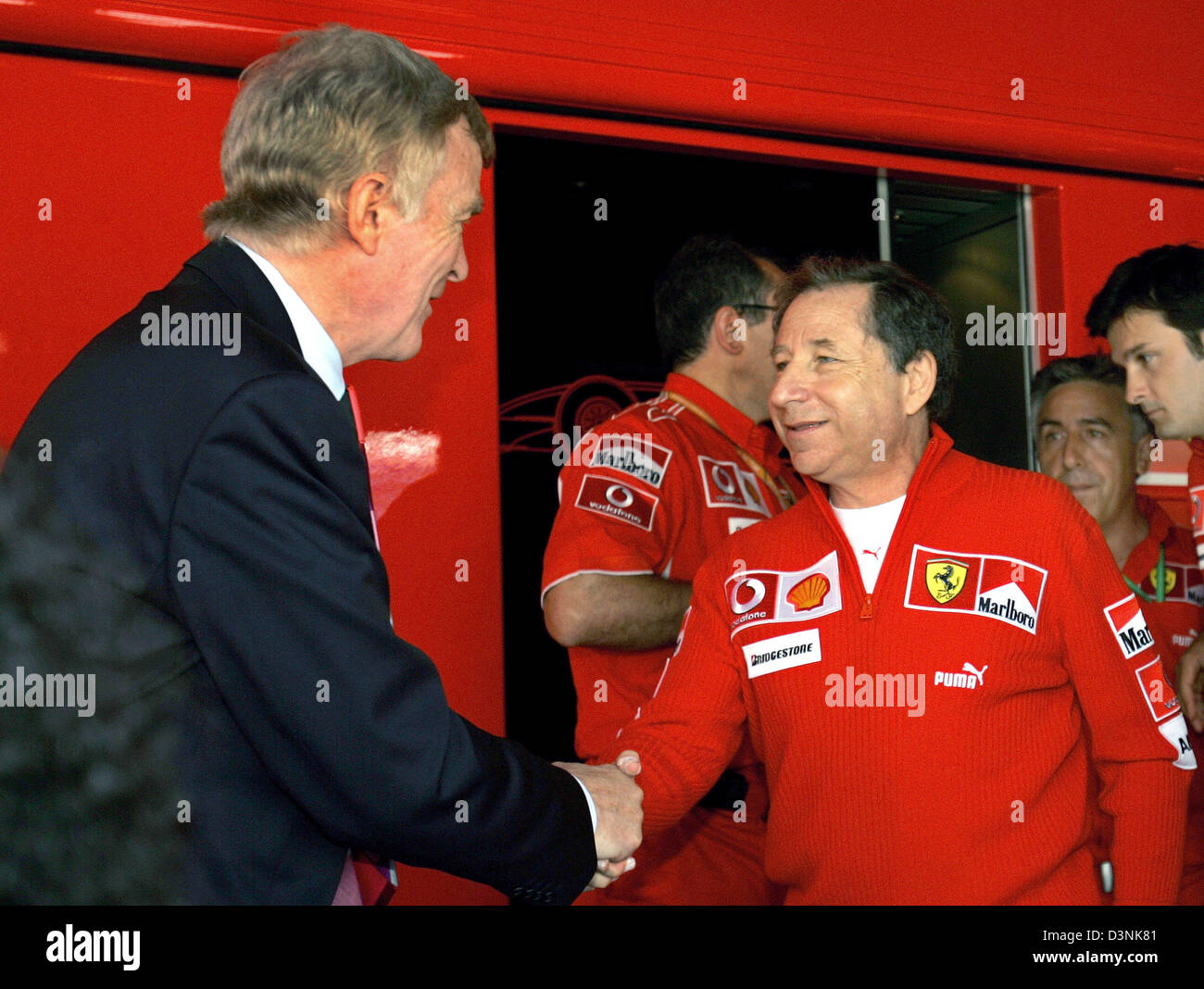 FIA President British Max Mosley (L) and Scuderia Ferrari team manager ...