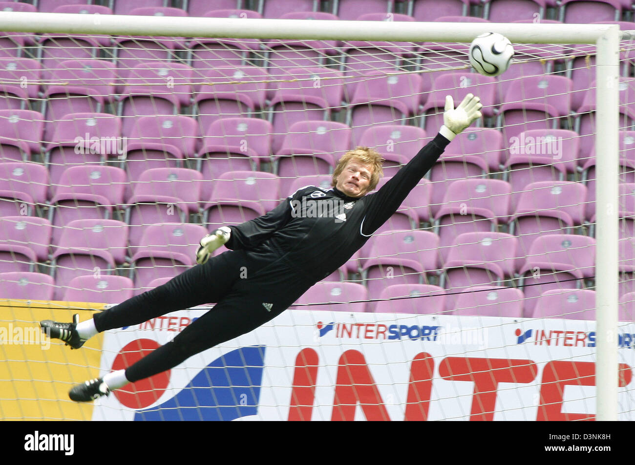 German national goal keeper Oliver Kahn practices at the stadium in ...