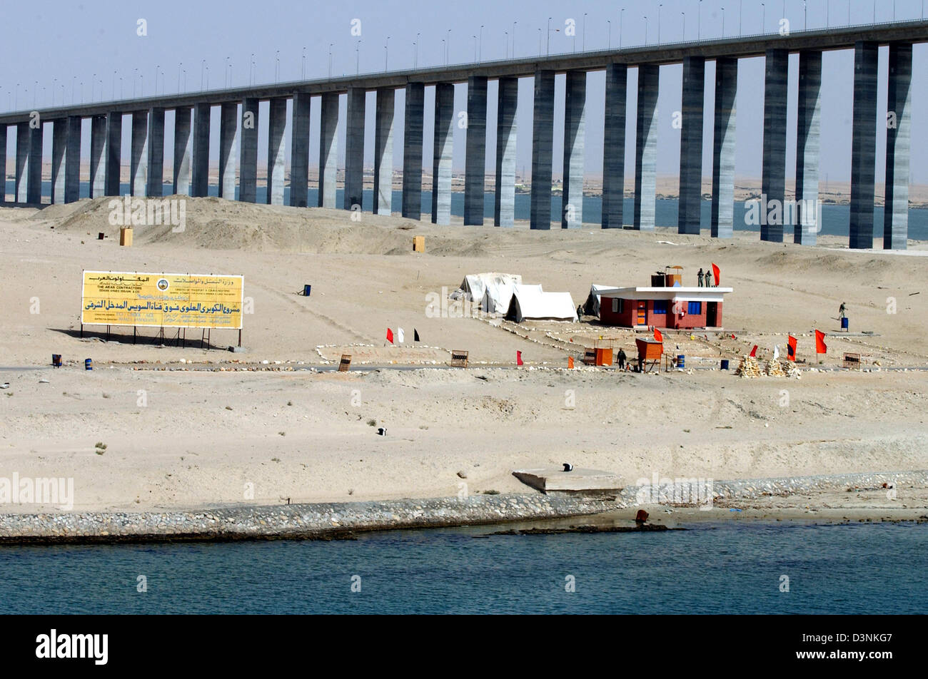 Egyptian army guards the ramp to the El Qantara bridge over the Suez ...