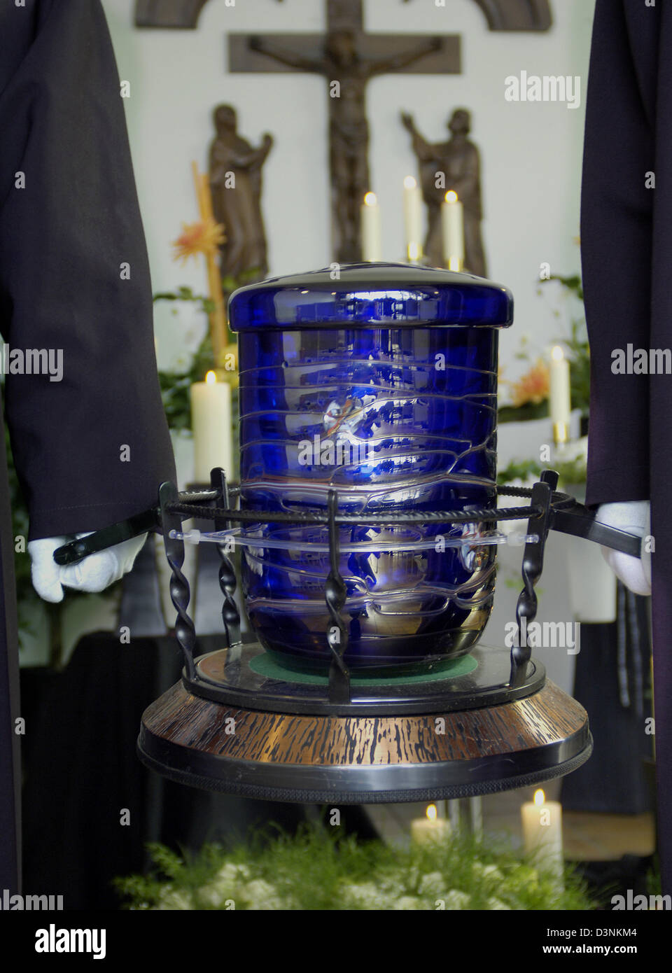 The photo shows pallbearers of the funeral undertaker Karl Schumacher ...