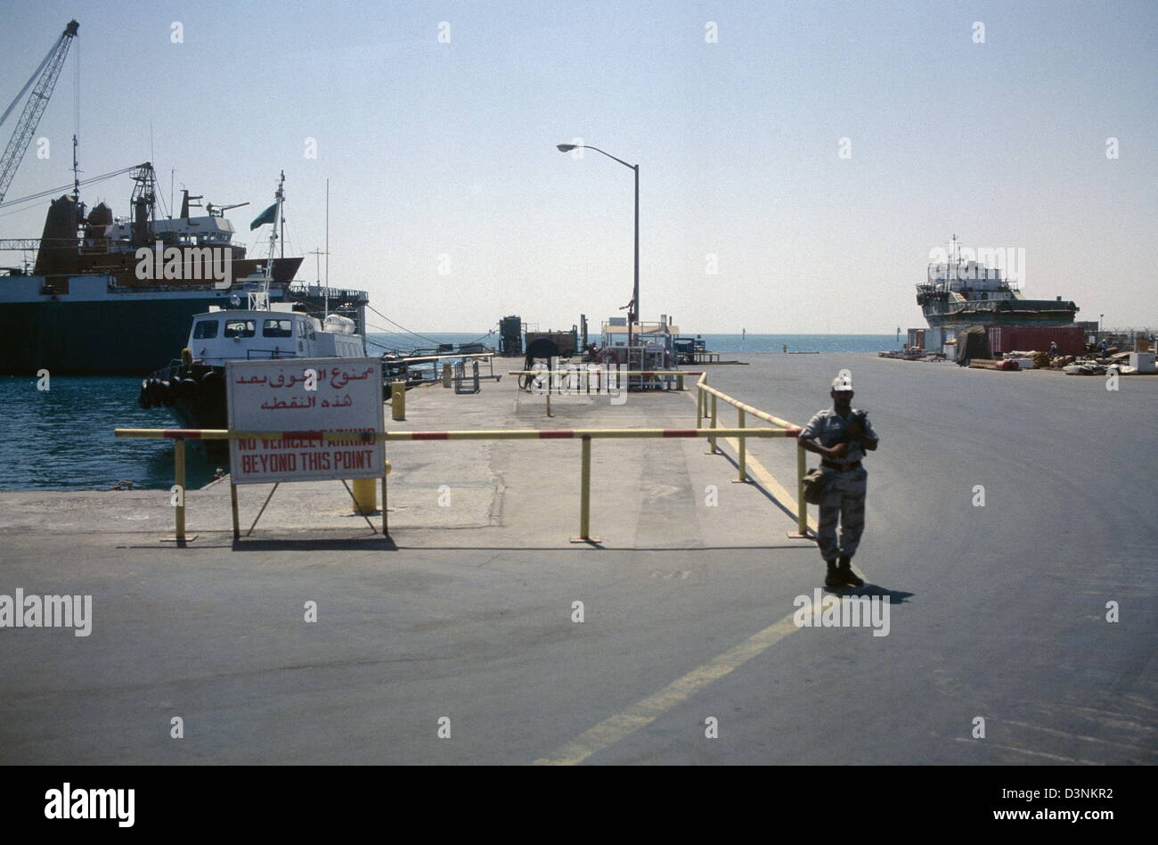The world's largest oil refinery, oil storage tank farm and crude oil ...