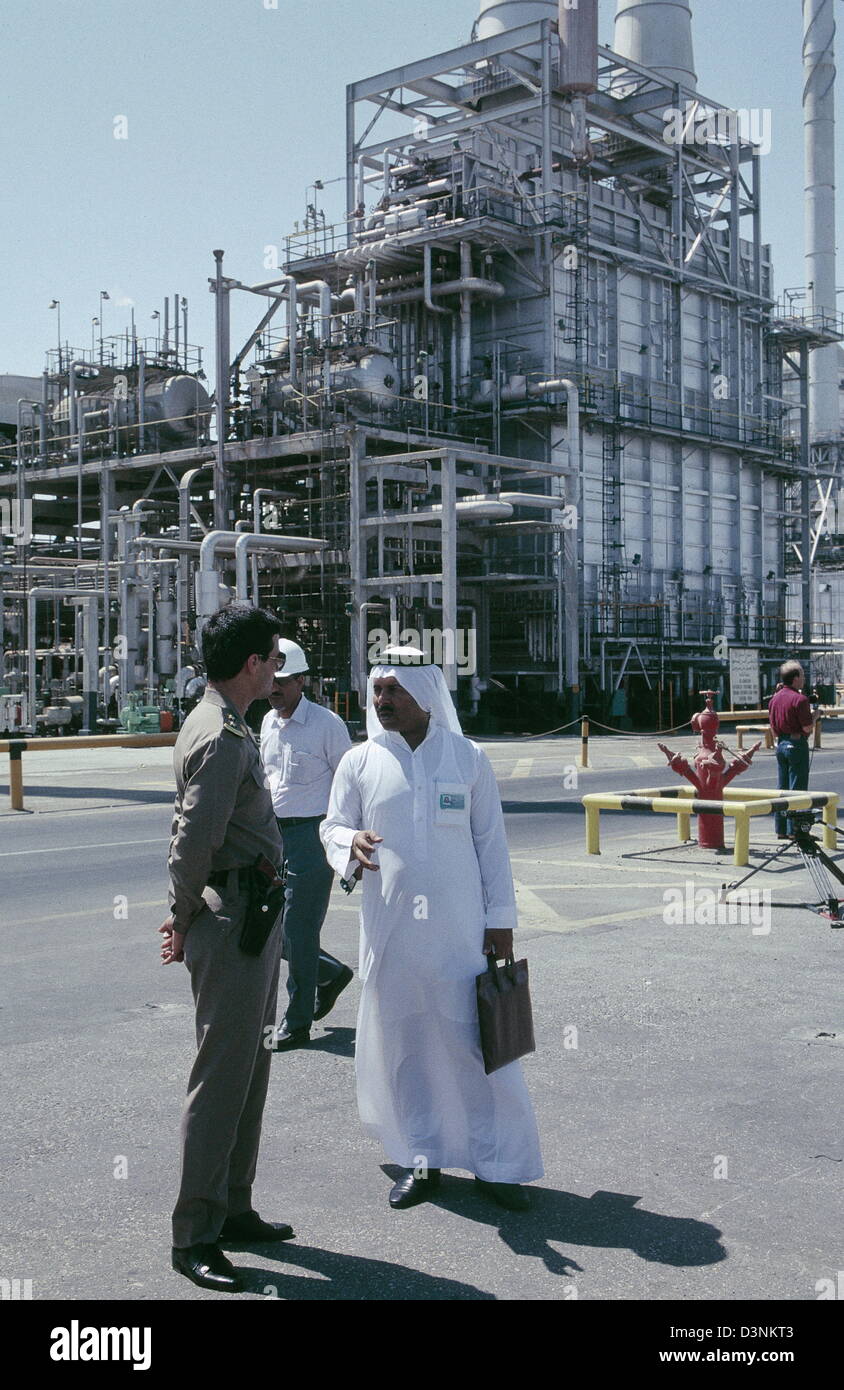 The world's largest oil refinery, oil storage tank farm and crude oil ...