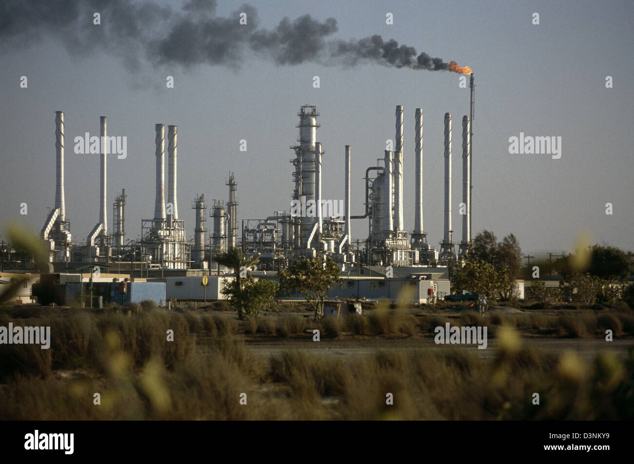 The world's largest oil refinery, oil storage tank farm and crude oil ...