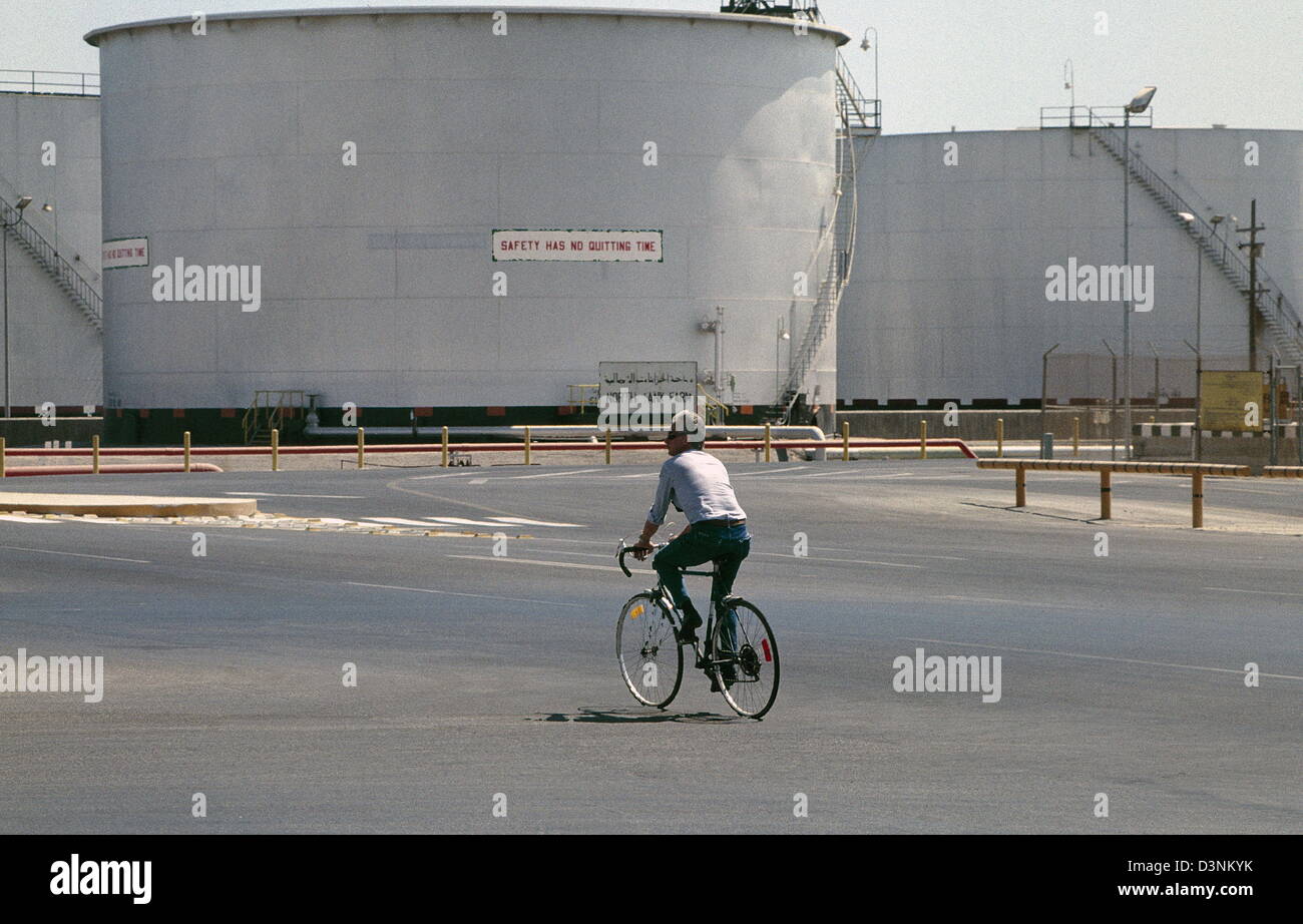 The world's largest oil refinery, oil storage tank farm and crude oil ...