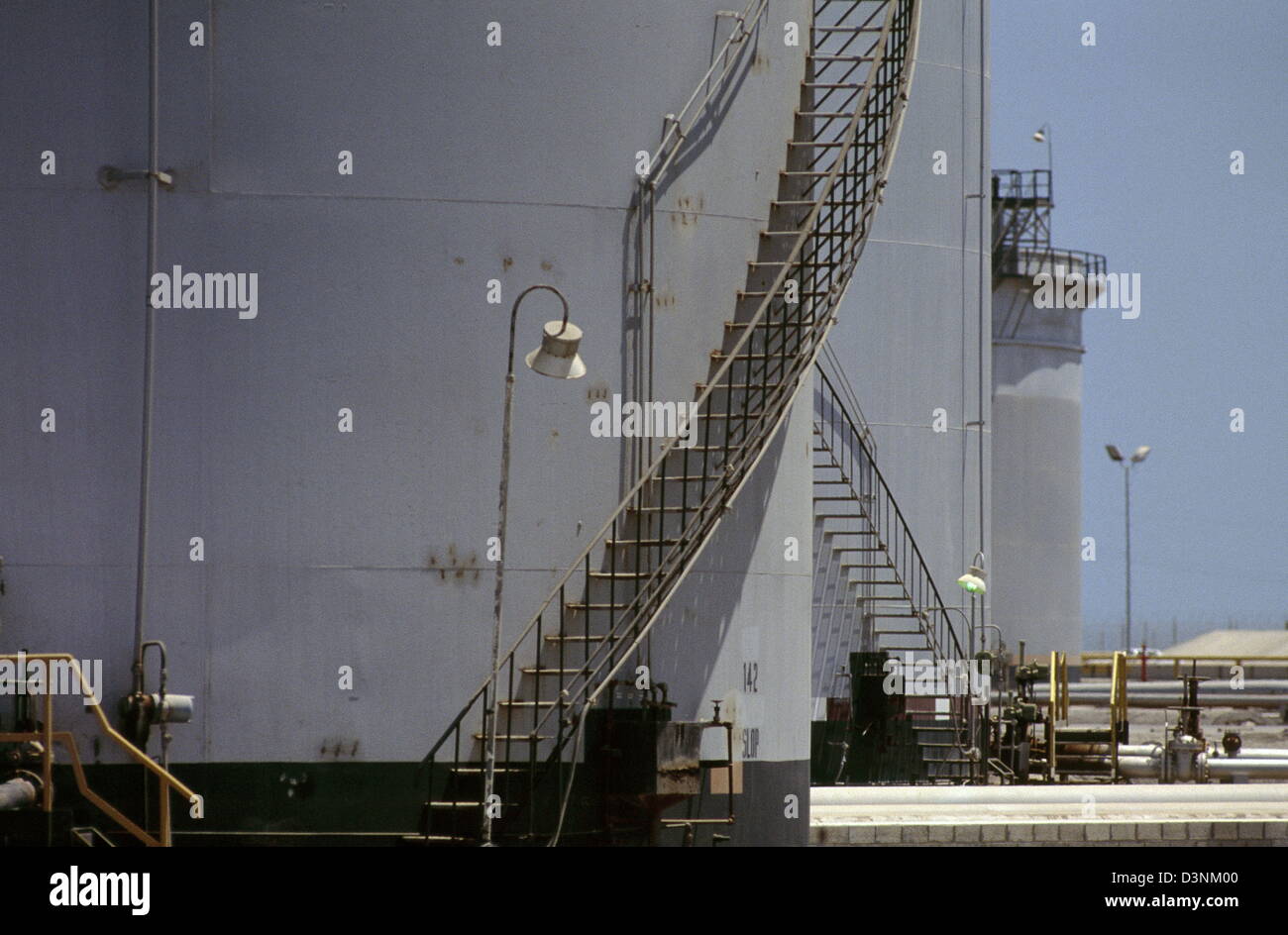 The world's largest oil refinery, oil storage tank farm and crude oil ...
