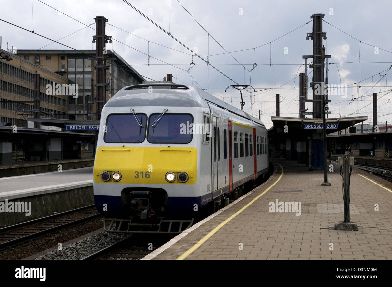 Class 316 emu hi-res stock photography and images - Alamy