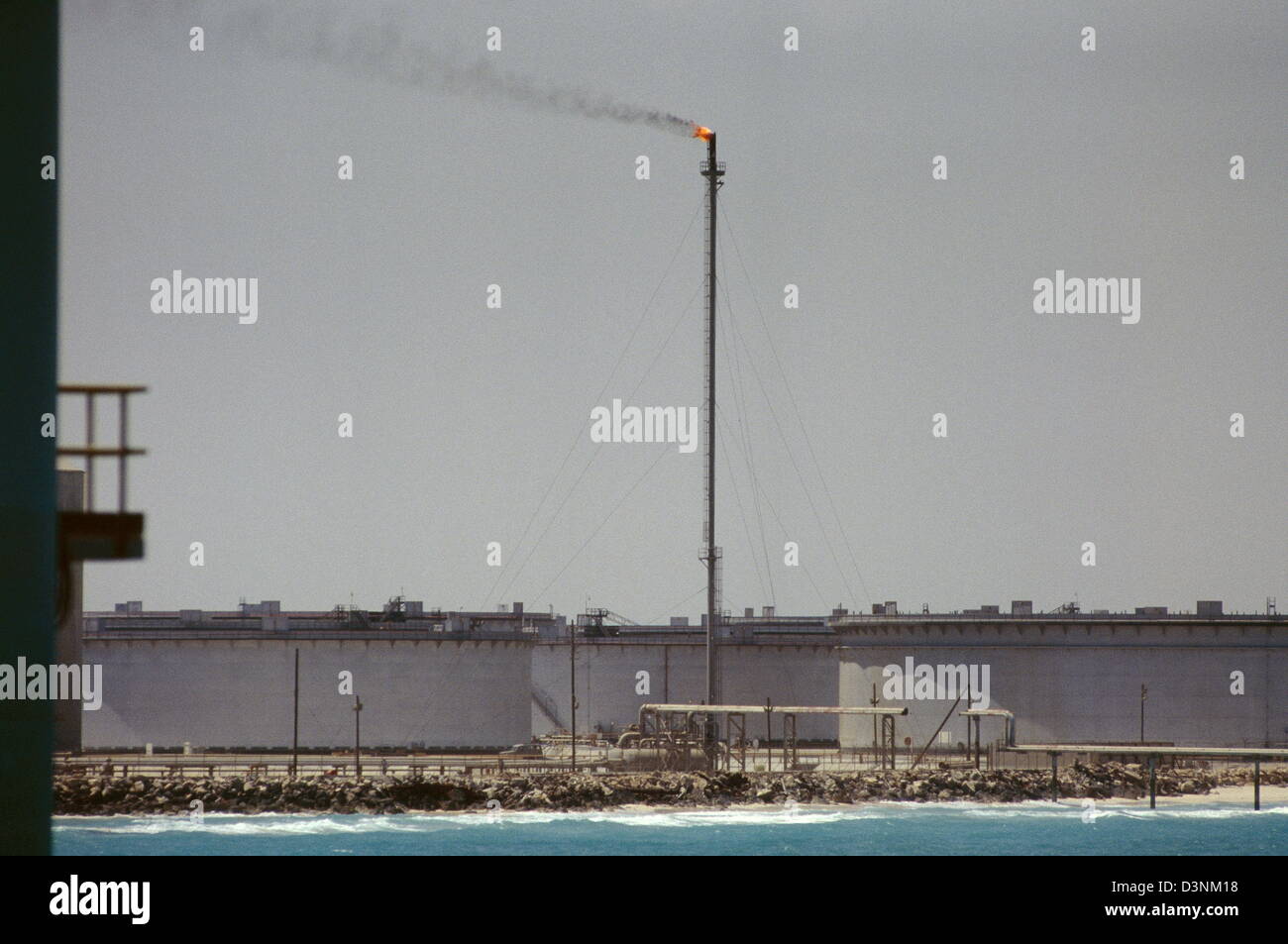 The world's largest oil refinery, oil storage tank farm and crude oil ...