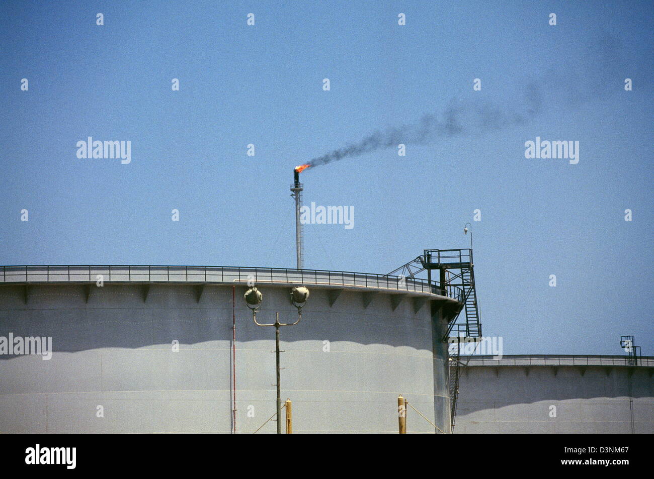 The world's largest oil refinery, oil storage tank farm and crude oil ...