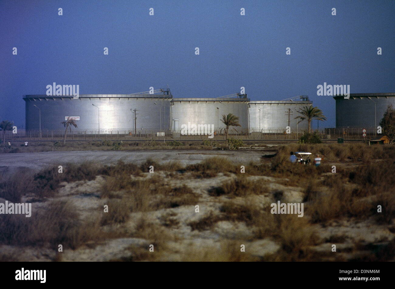 The world's largest oil refinery, oil storage tank farm and crude oil ...