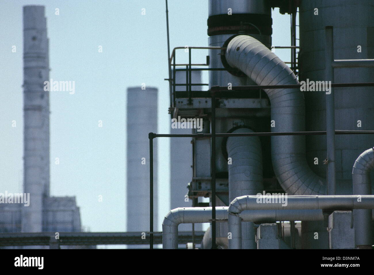 The world's largest oil refinery, oil storage tank farm and crude oil ...