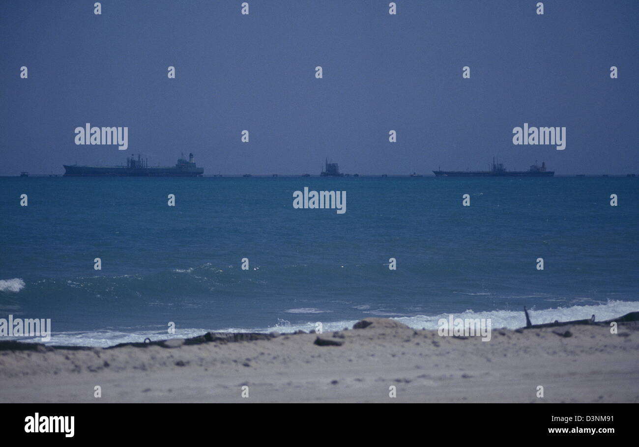 The world's largest oil refinery, oil storage tank farm and crude oil ...