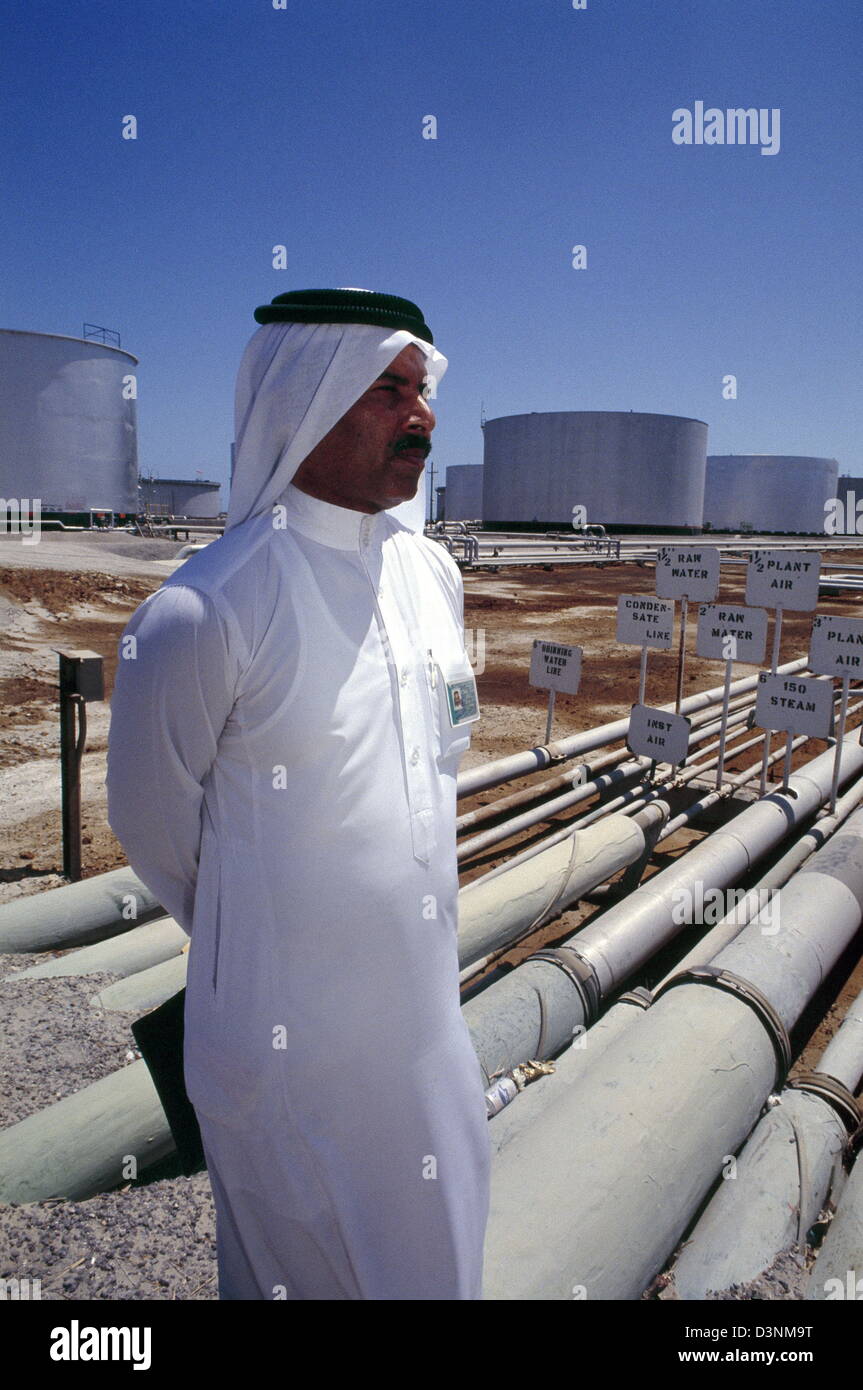 The world's largest oil refinery, oil storage tank farm and crude oil ...