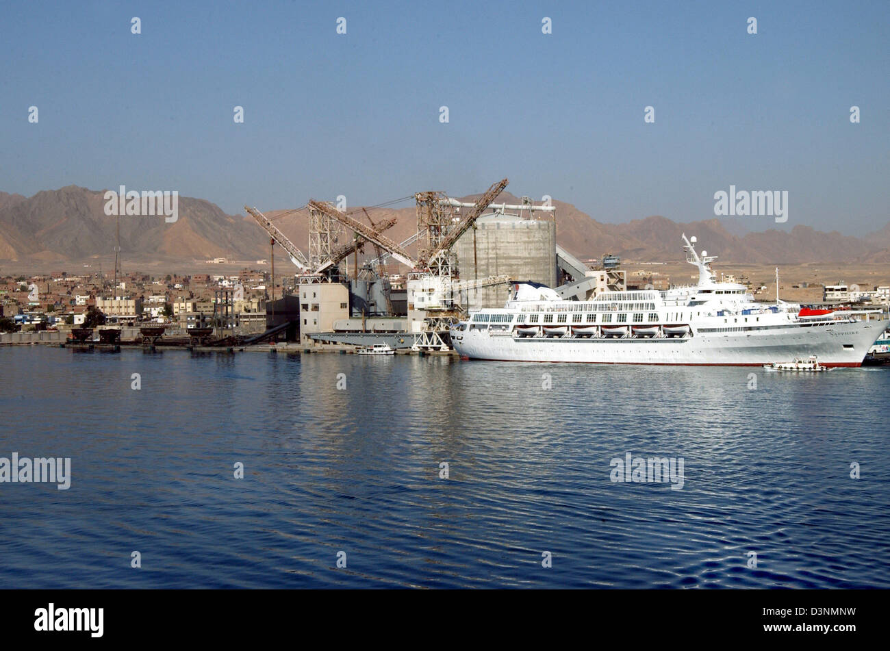 The photo shows the harbour of Safaga with an anchoring cruise liner ...
