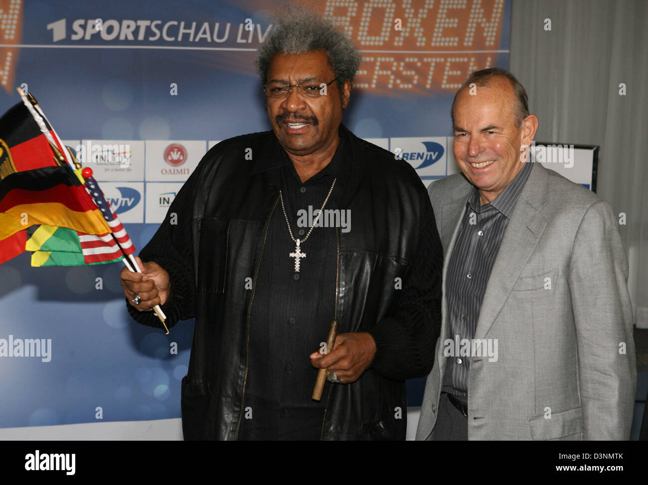 The boxing promoters US Don King (L) and German Wilfried Sauerland pose ...