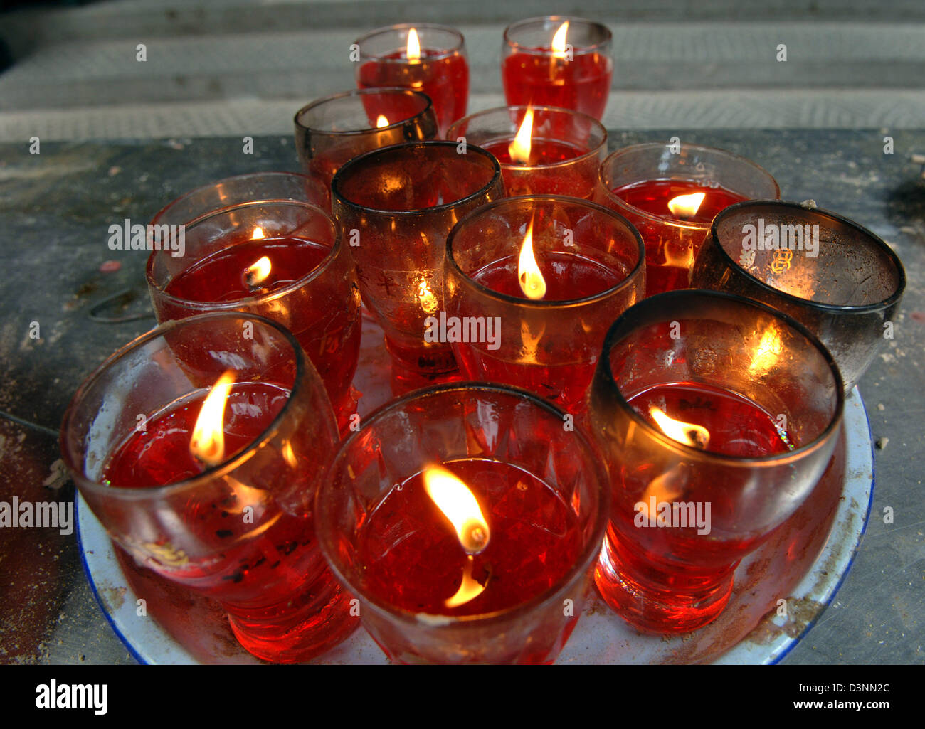 The picture shows litten prayal candles in the Thien Hao pagoda of Ho ...