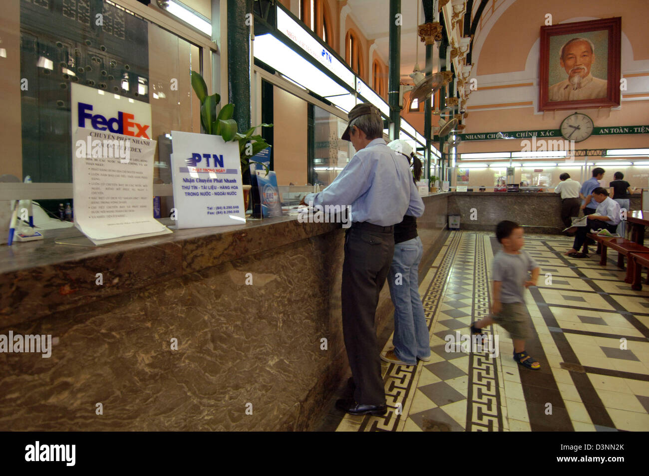 Fedex office interior hi-res stock photography and images - Alamy