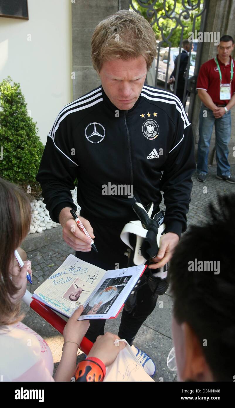 German subsitute goalkeeper Oliver Kahn signs autographs for the fans ...