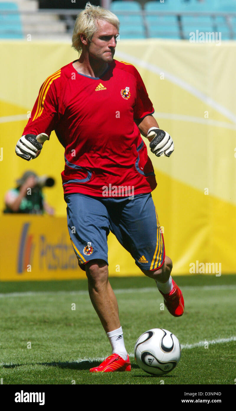 The photo shows the Spanish goalkeeper Santiago Canizares during a ...