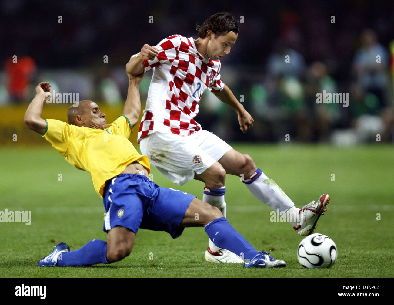 Brazilian Roberto Carlos (L) fights for the ball with Croatia's arijo ...