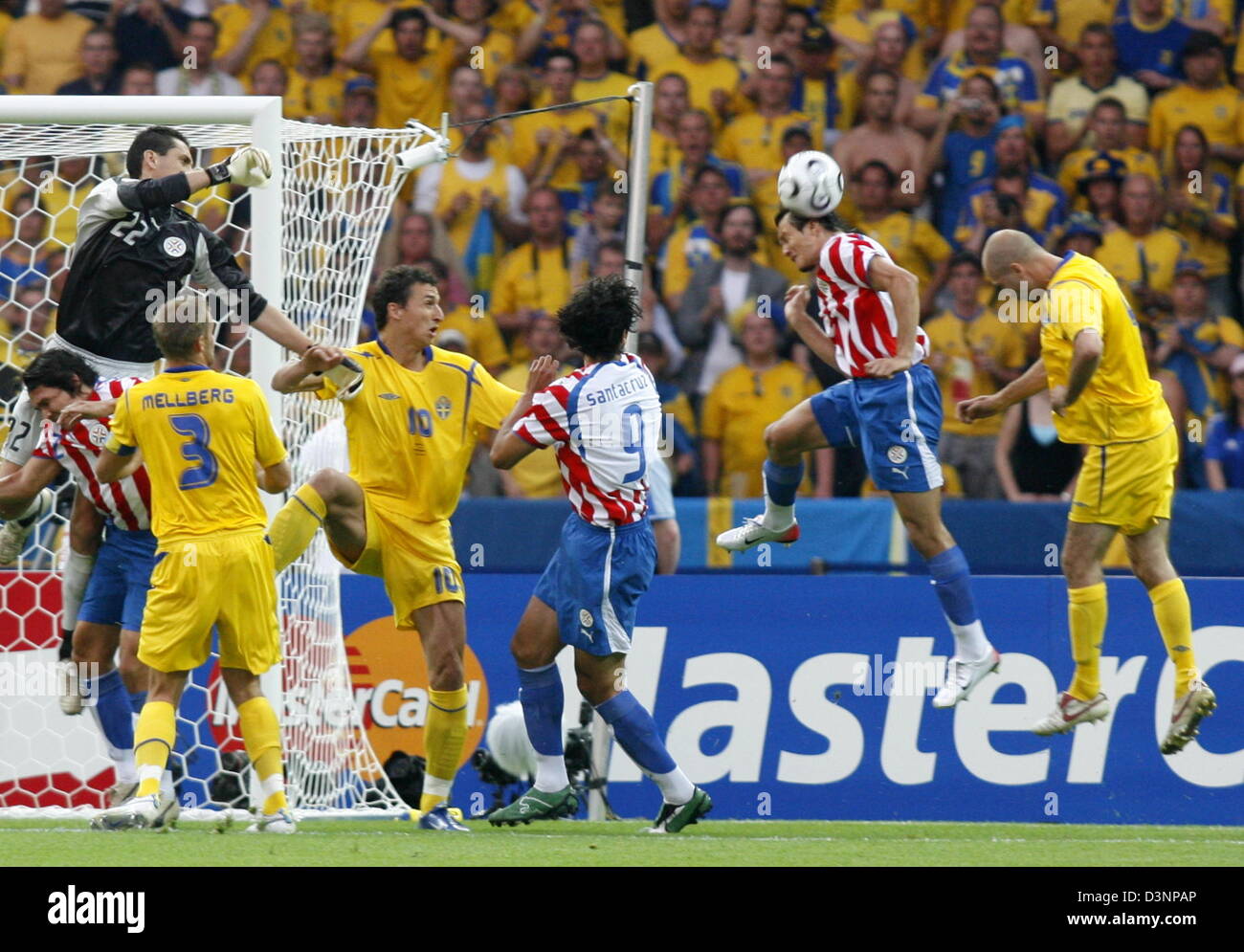 Swedens henrik larsson hi-res stock photography and images - Alamy