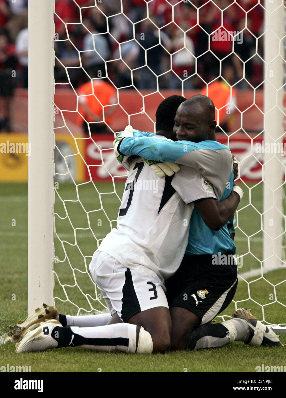 Asamoah Gyan (L) and goalkeeper Richard Kingson (R) from Ghana ...