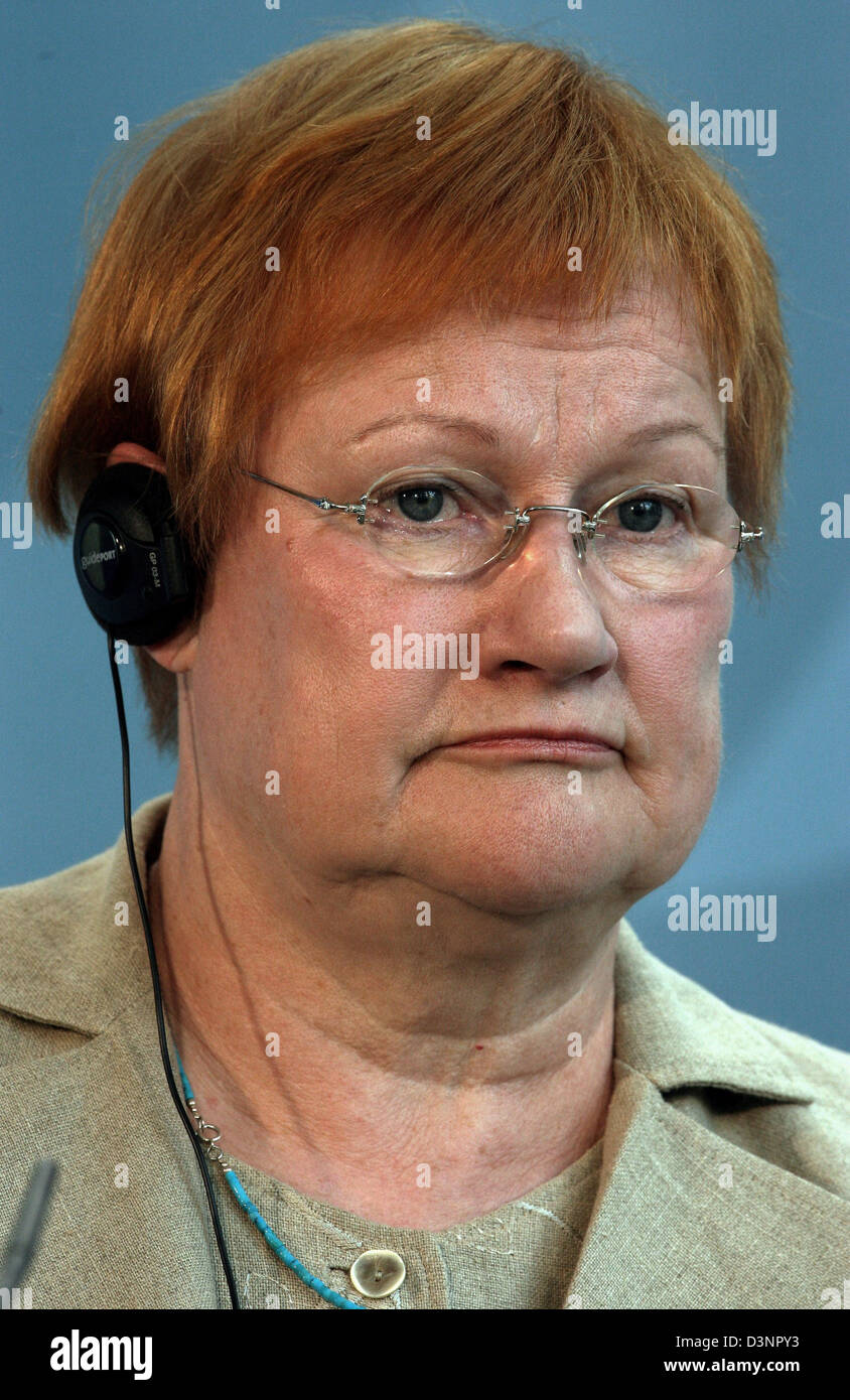 Finish President Tarja Halonen (L) pictured at a joint press conference ...